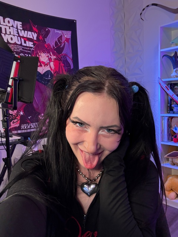Dino Mommy (@reysuka) is LIVE - TikTok LIVE